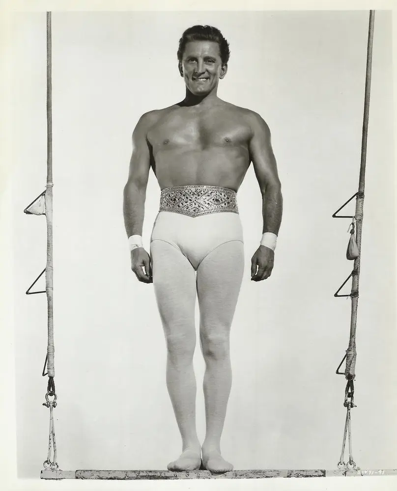 65 Celebrities with pectus excavatum found in 2022